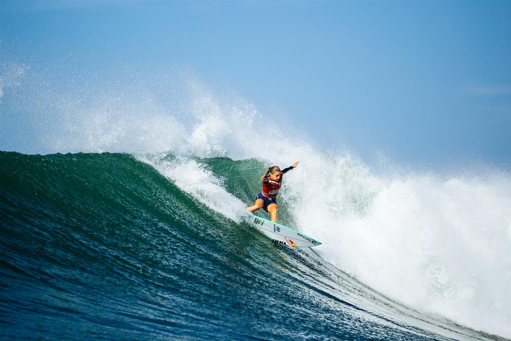Boardriding | News | Gabriela Bryan and Jordy Smith Win 2025 Surf City ...